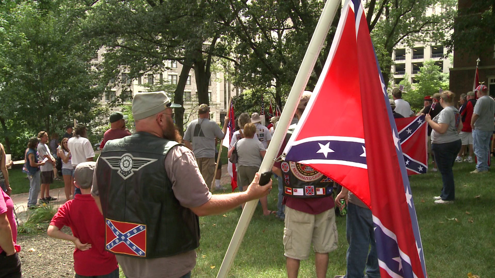 Demonstrators rally for Confederate flag at State Capitol